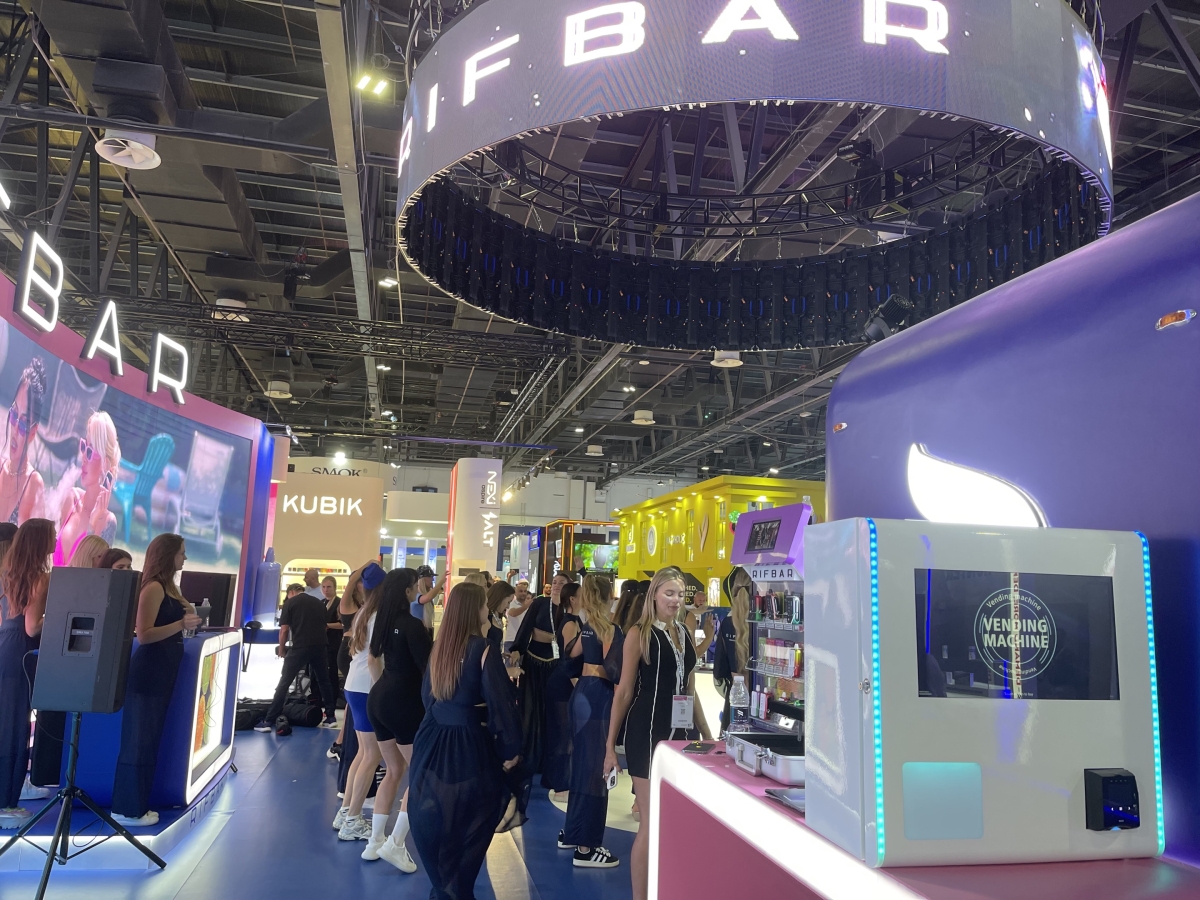 New design wall mounted touch screen vending machine K02 - Reyeah